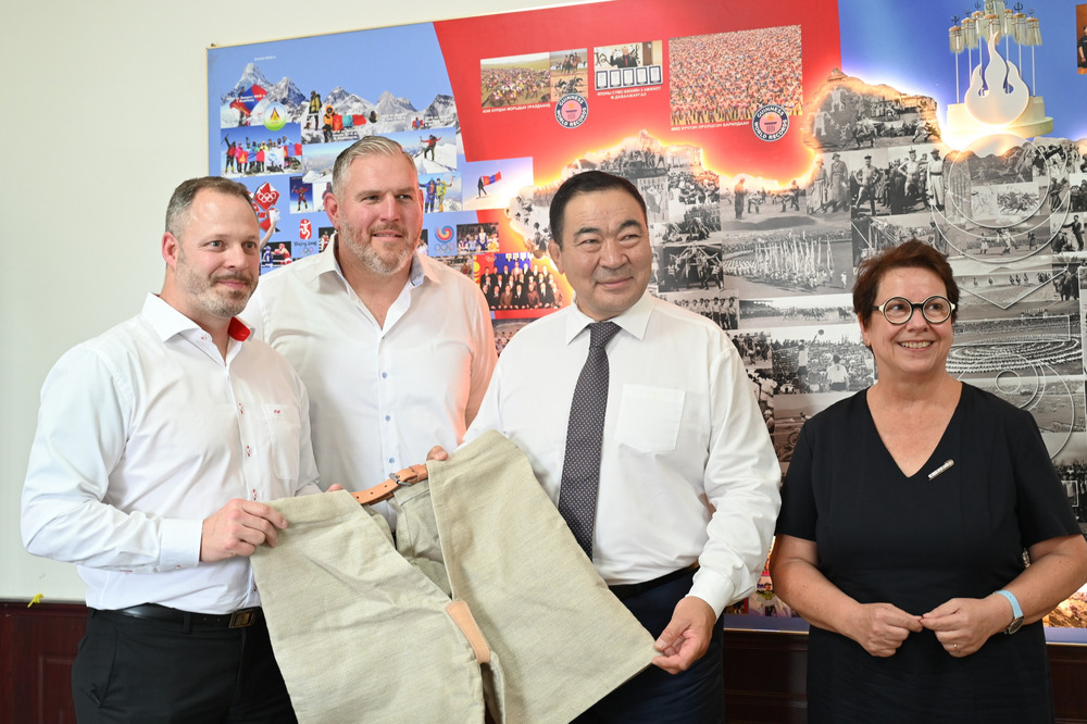 Б Бат Эрдэнэ сайд Швейцарын холбооны улсын бөхчүүдтэй уулзлаа